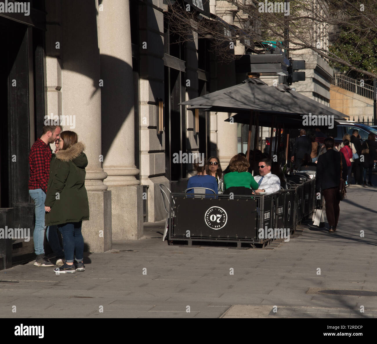 Couples jumping hi-res stock photography and images - Alamy