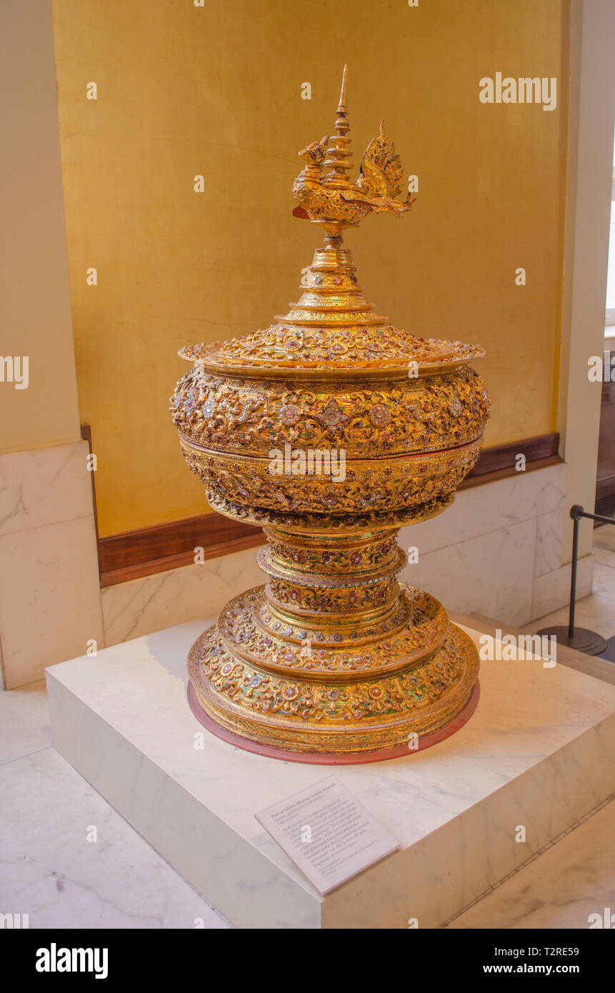 Offering vessel, 'hsun ok', made of bamboo, lacquer, coloured glass ...