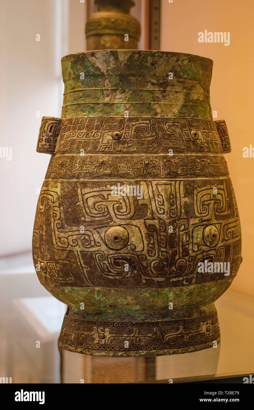 Bronze vessel shang dynasty hi-res stock photography and images - Alamy