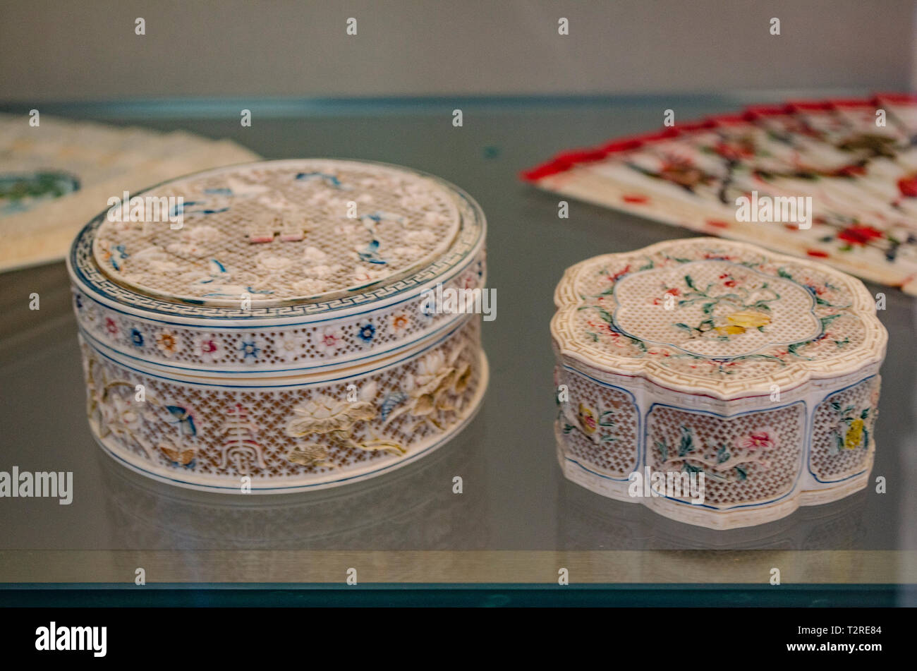 Carved ivory ball with twelve freely moveable concentric spheres. Qing ...