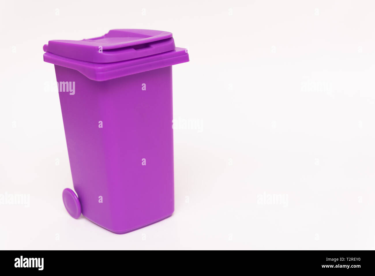purple trash bin Stock Photo - Alamy