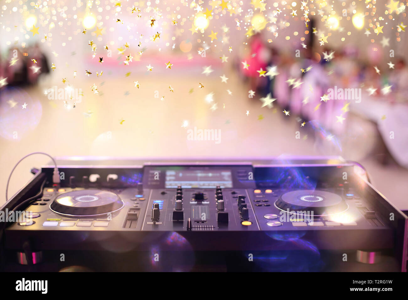 Friends wedding dress show hi-res stock photography and images - Alamy