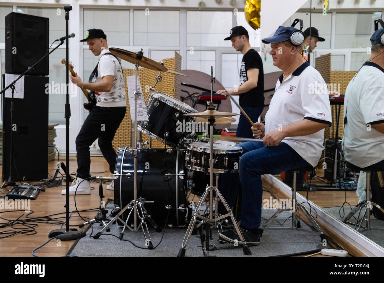 Band set up guitar drums hi-res stock photography and images - Alamy