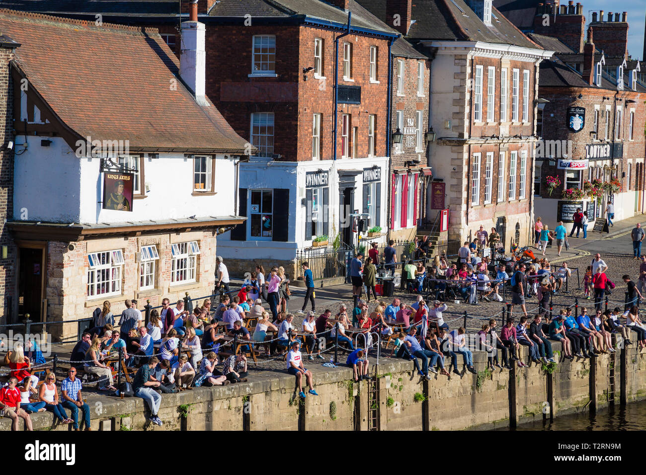 The kings arms pub hi-res stock photography and images - Alamy