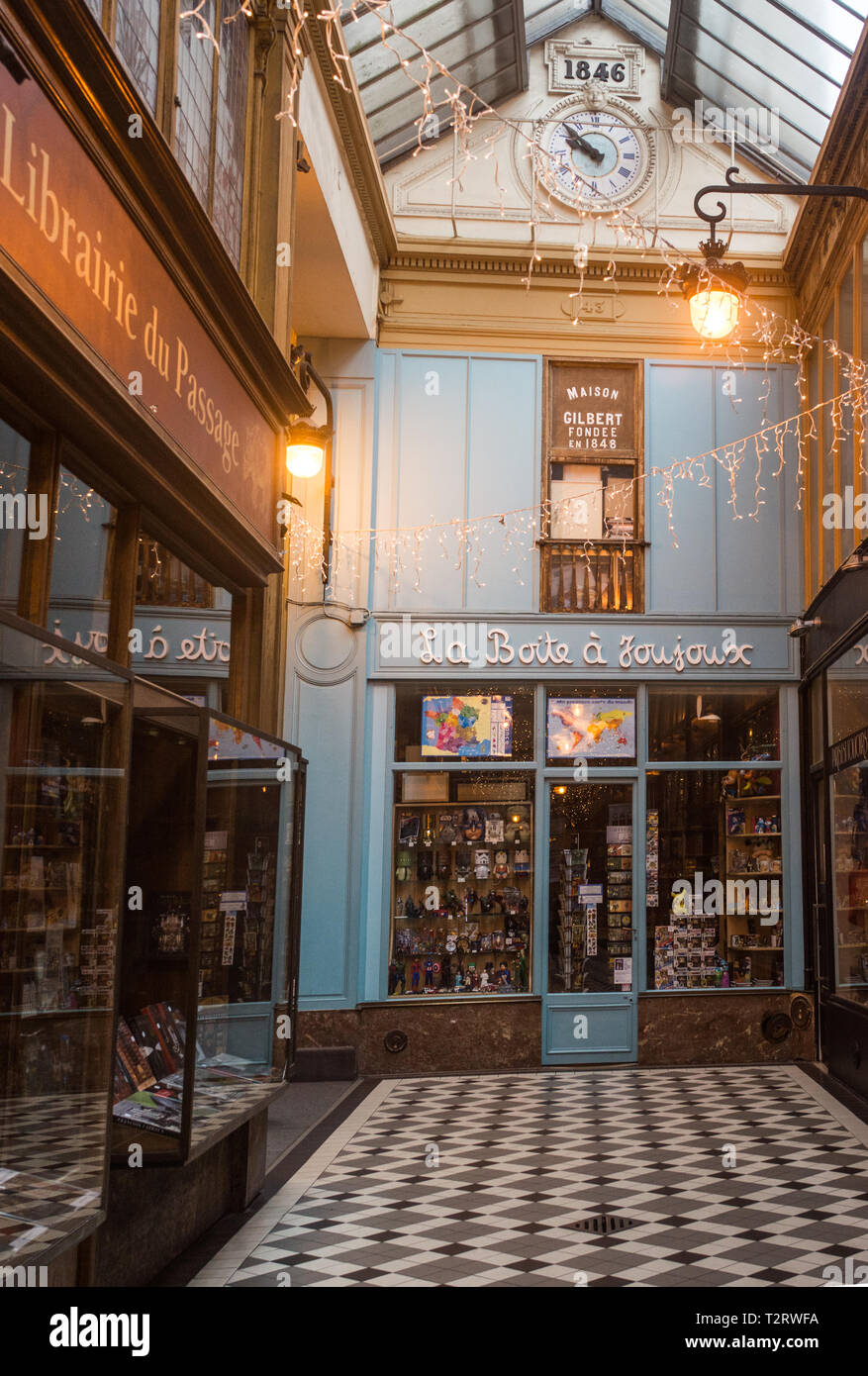 Parisian style arcade hi-res stock photography and images - Alamy