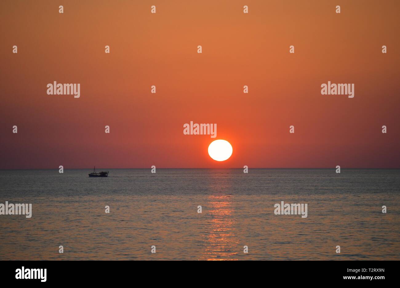 Open sea sunset hi-res stock photography and images - Alamy