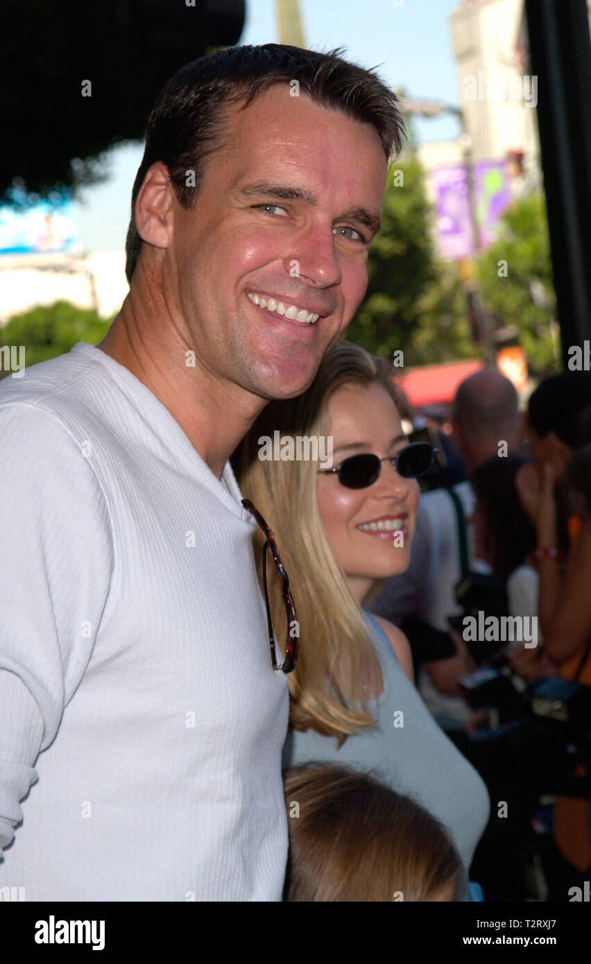 LOS ANGELES, CA. September 16, 2000: Actor DAVID JAMES ELLIOTT & wife ...