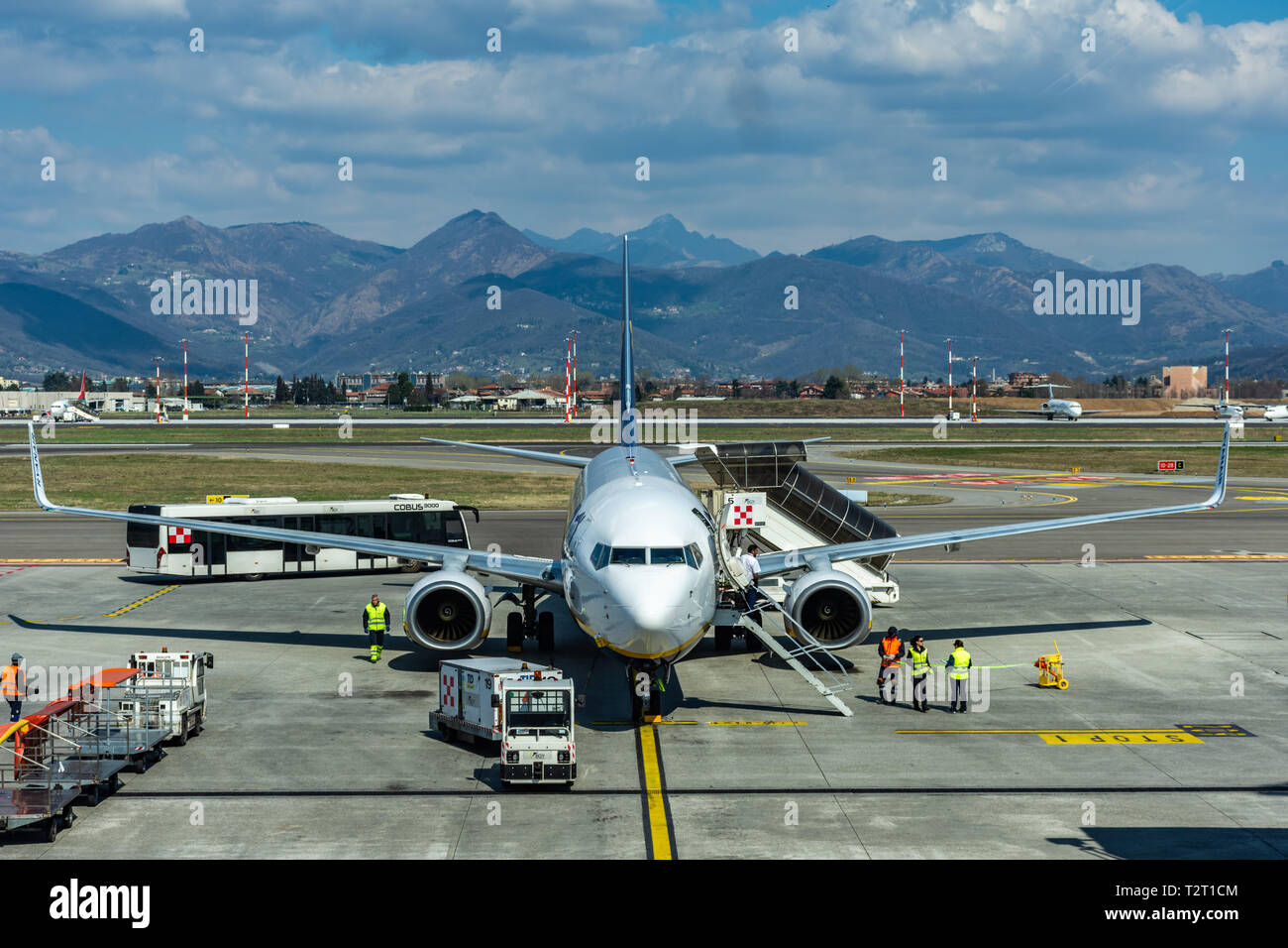 Airplane at the terminal gate ready for takeoff Stock Photo - Alamy