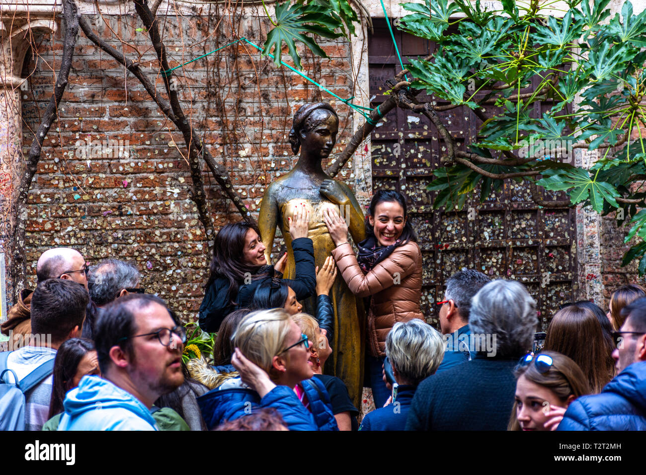 People visiting the statue of Juliet and Juliet's balcony in Verona ...