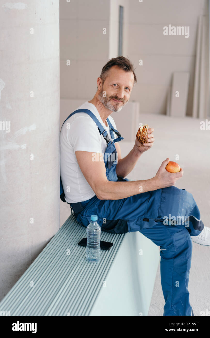 Builder eating lunch hi-res stock photography and images - Alamy