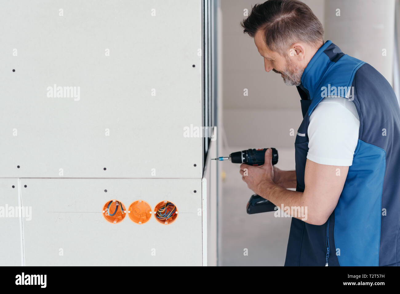 Installing cladding hi-res stock photography and images - Alamy