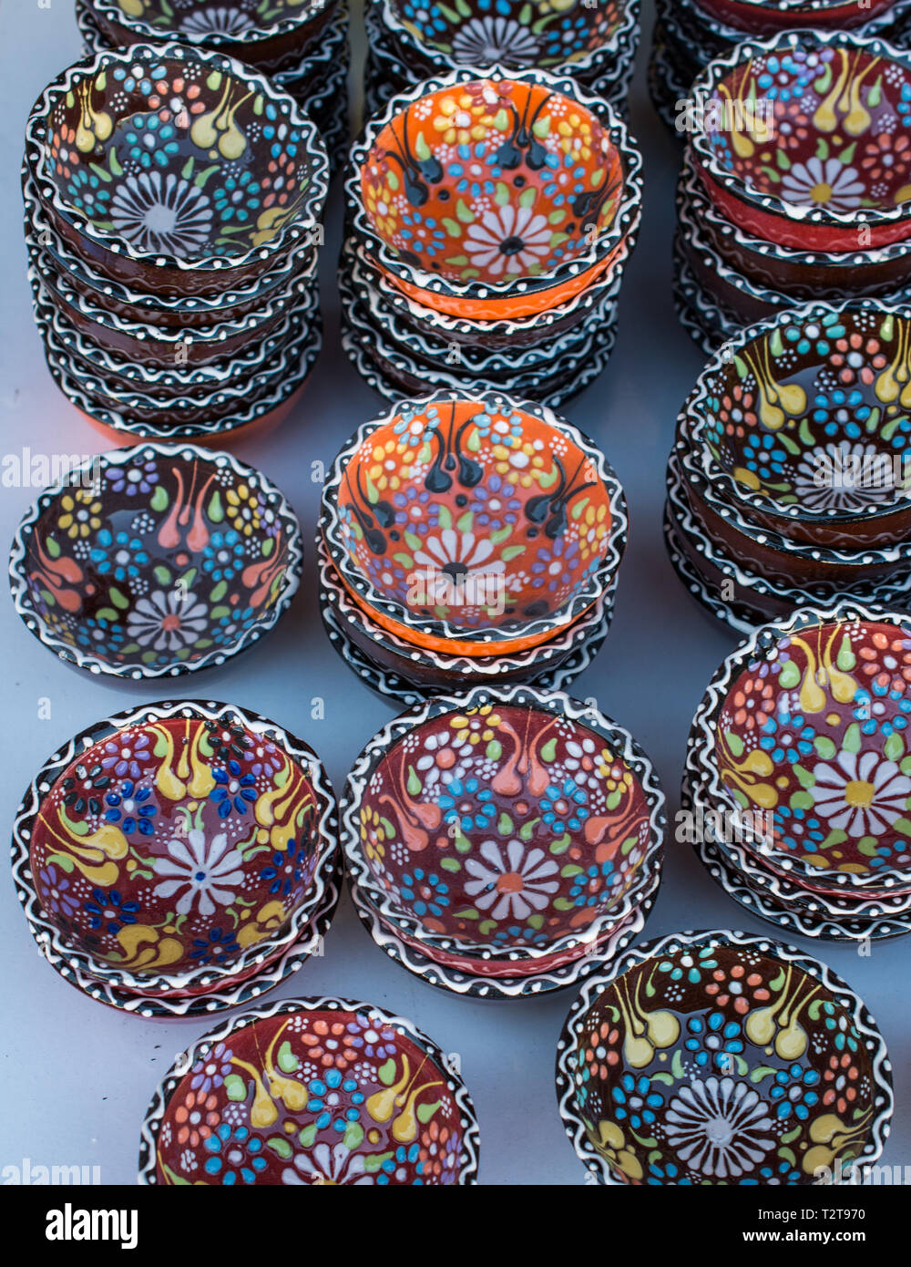 Traditional Turkish ceramic plates in bazaar Stock Photo - Alamy