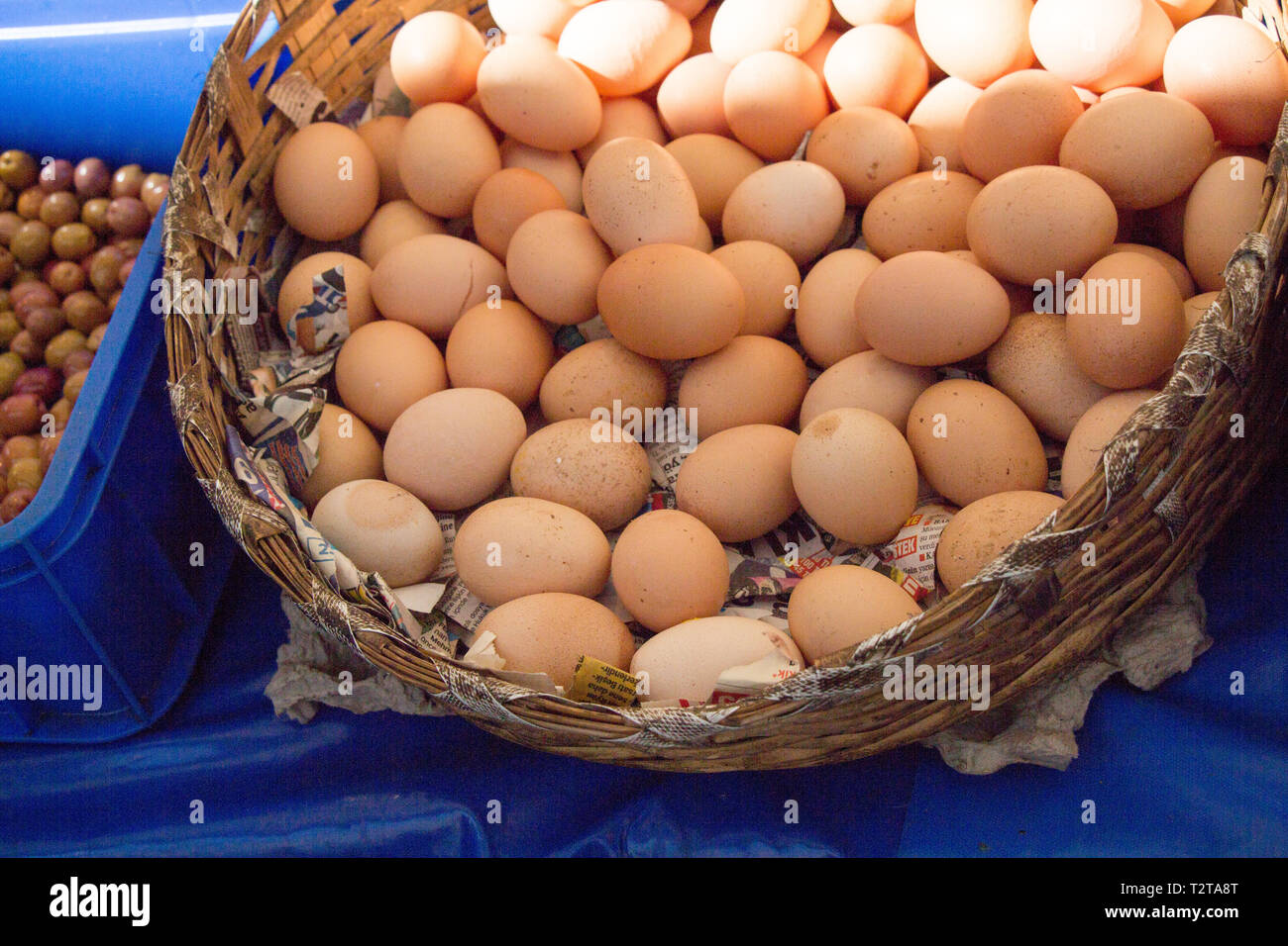 Organic fresh farm eggs at the market place Stock Photo - Alamy