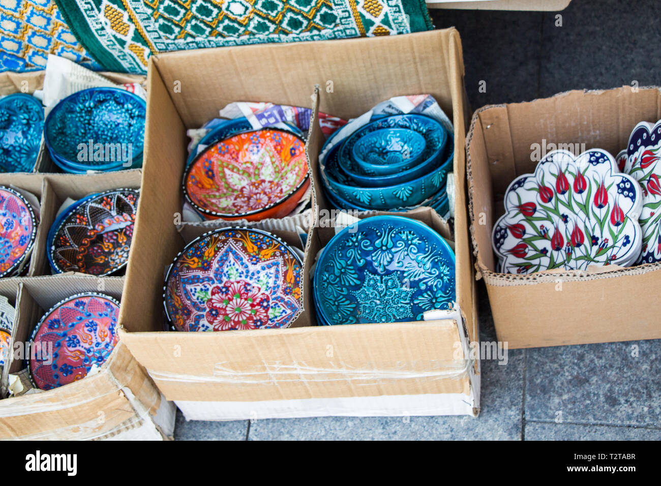 Traditional Turkish ceramic plates in bazaar Stock Photo - Alamy
