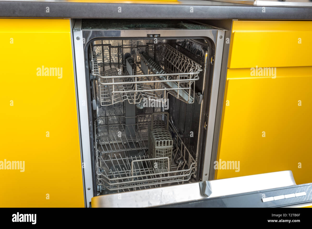 Integrated dishwasher hi-res stock photography and images - Alamy
