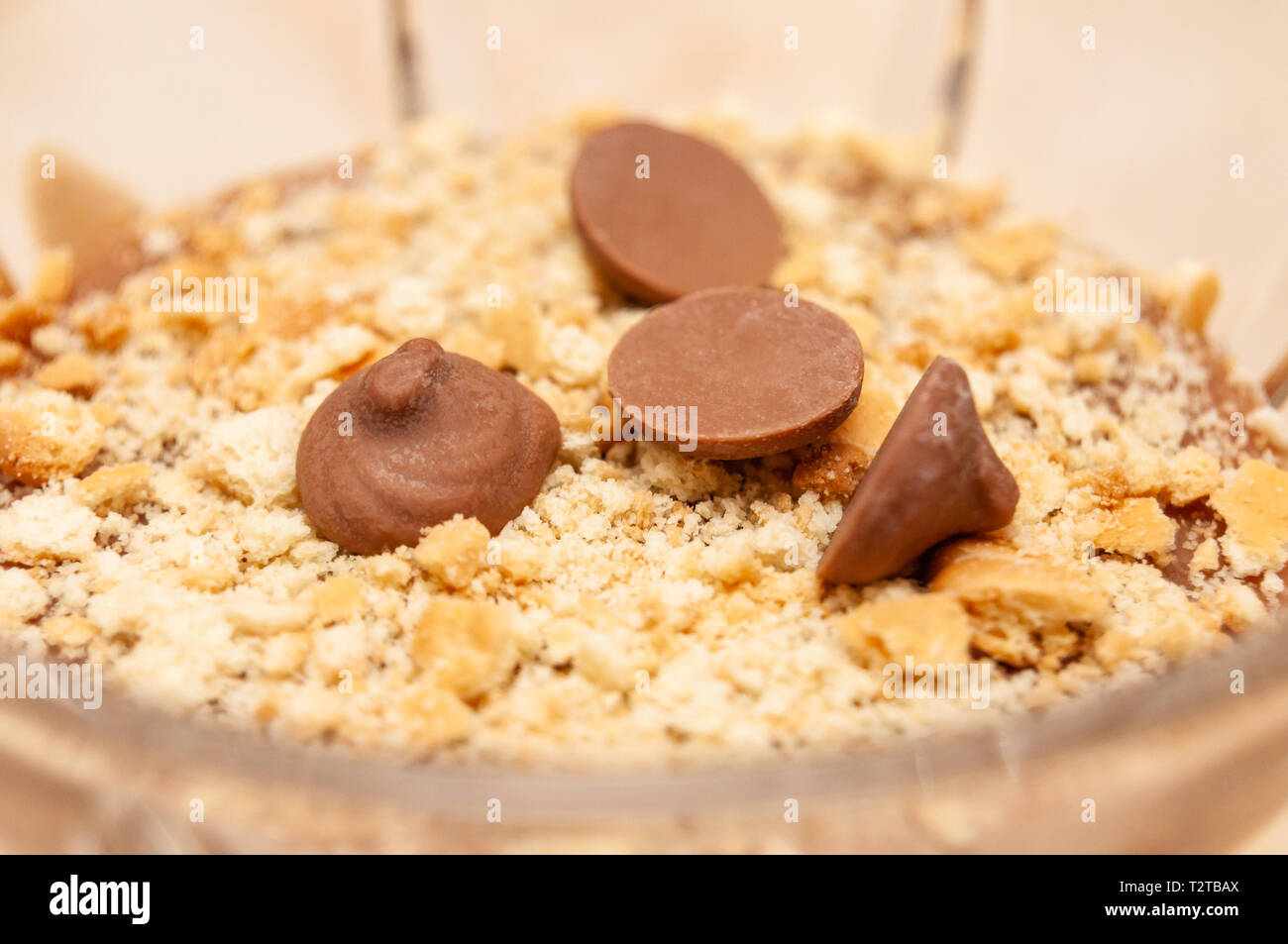 chopped chocolate on crushed biscuits Stock Photo - Alamy