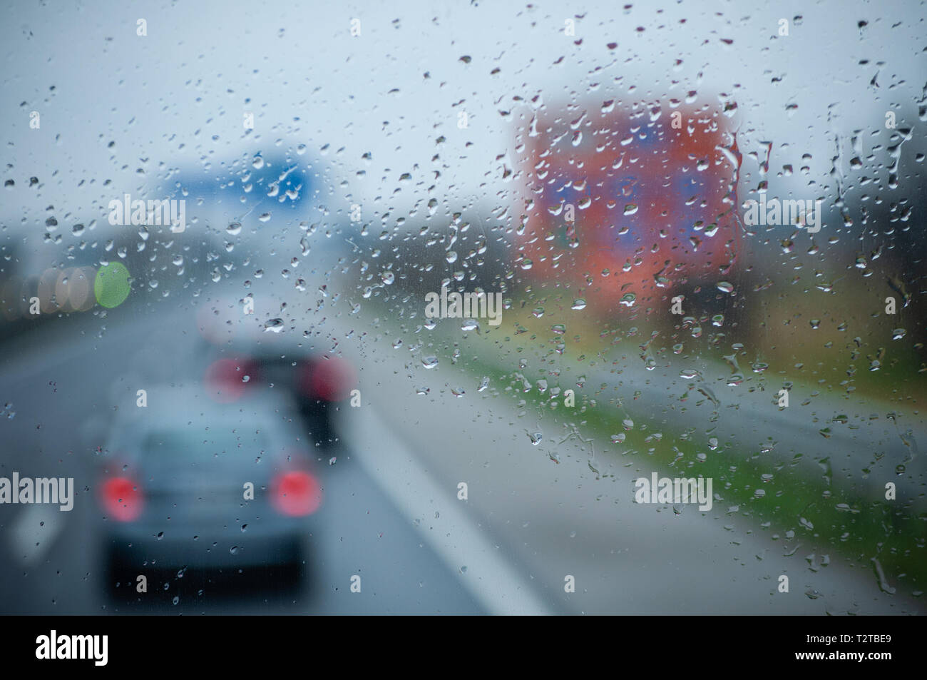 traffic in the rain Stock Photo - Alamy