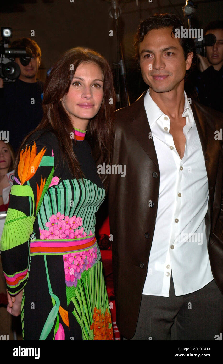 LOS ANGELES, CA. November 06, 2000: Actress JULIA ROBERTS & actor ...