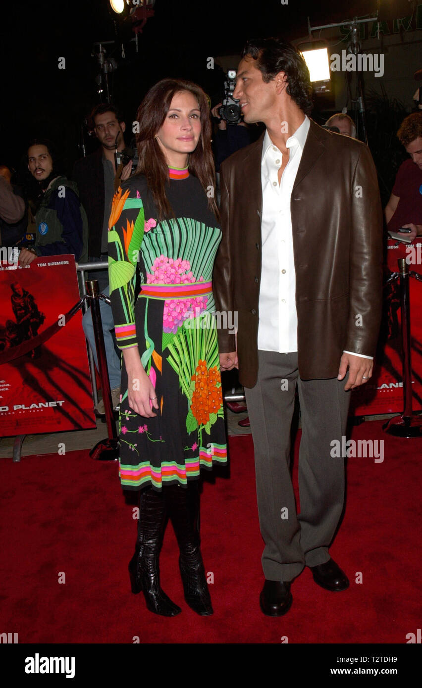 LOS ANGELES, CA. November 06, 2000: Actress JULIA ROBERTS & actor ...