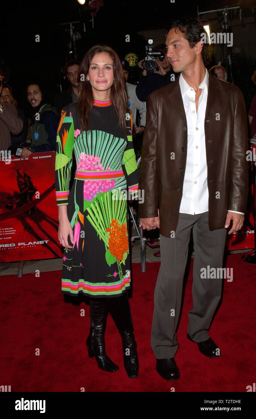 LOS ANGELES, CA. November 06, 2000: Actress JULIA ROBERTS & actor ...