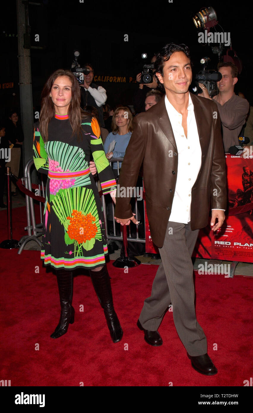 LOS ANGELES, CA. November 06, 2000: Actress JULIA ROBERTS & actor ...