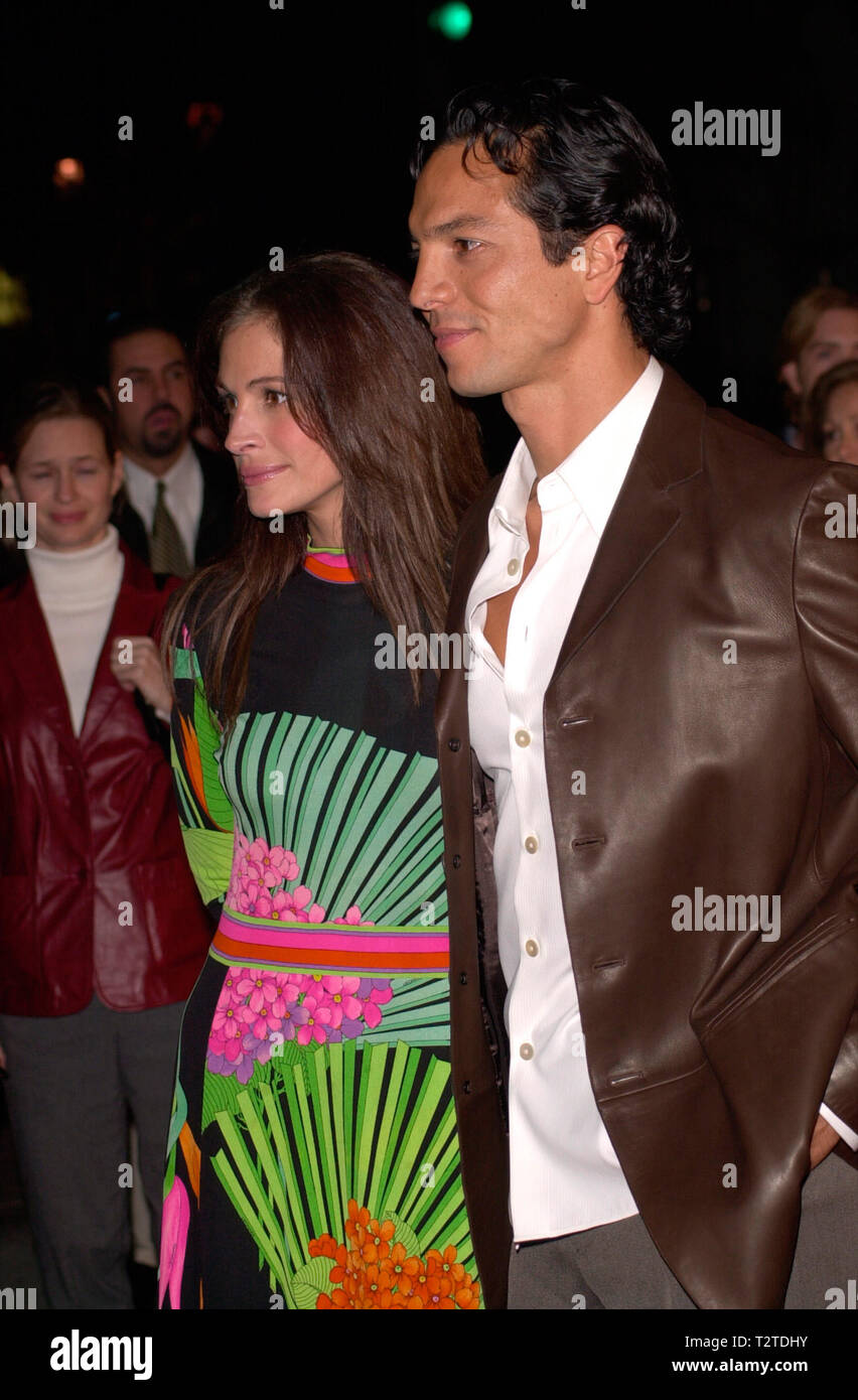 LOS ANGELES, CA. November 06, 2000: Actress JULIA ROBERTS & actor ...