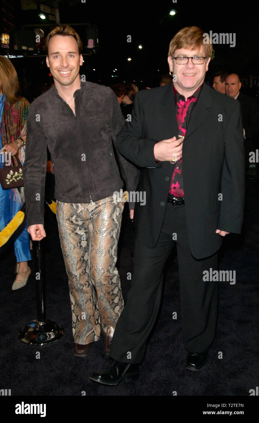 LOS ANGELES, CA. March 29, 2000: Pop star ELTON JOHN (right ...