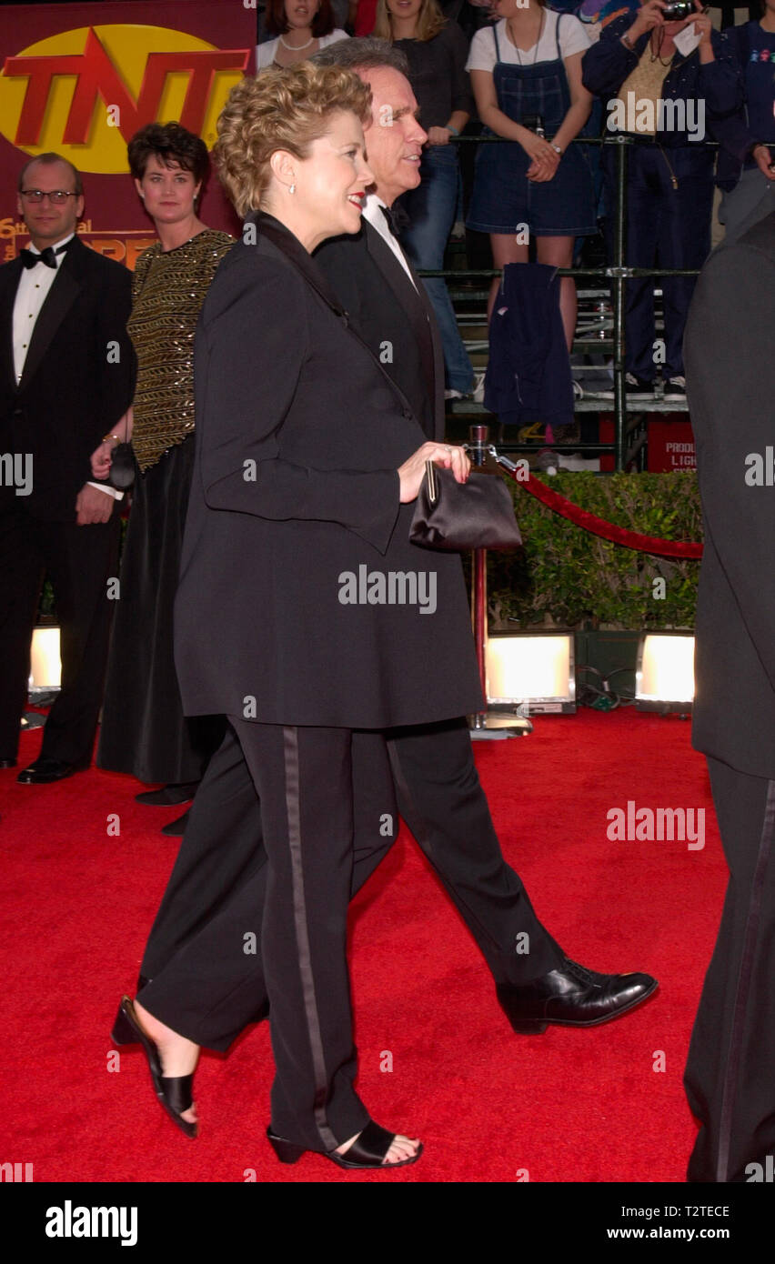 LOS ANGELES, CA. March 12, 2000: Actress ANNETTE BENING & actor husband ...