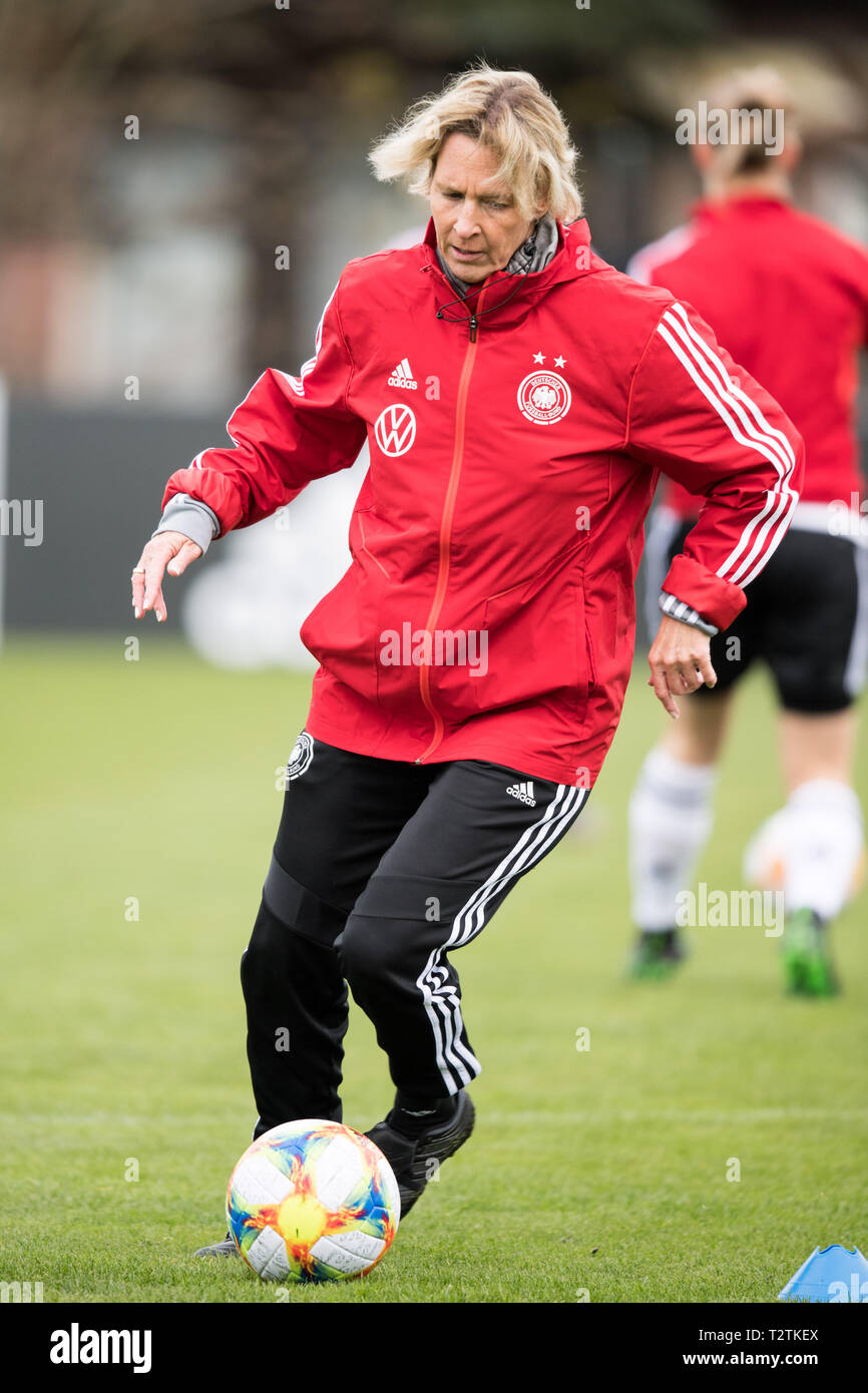 Martina VOSS-TECKLENBURG (Bundescoachin, coachin, coach, GER) with ball ...