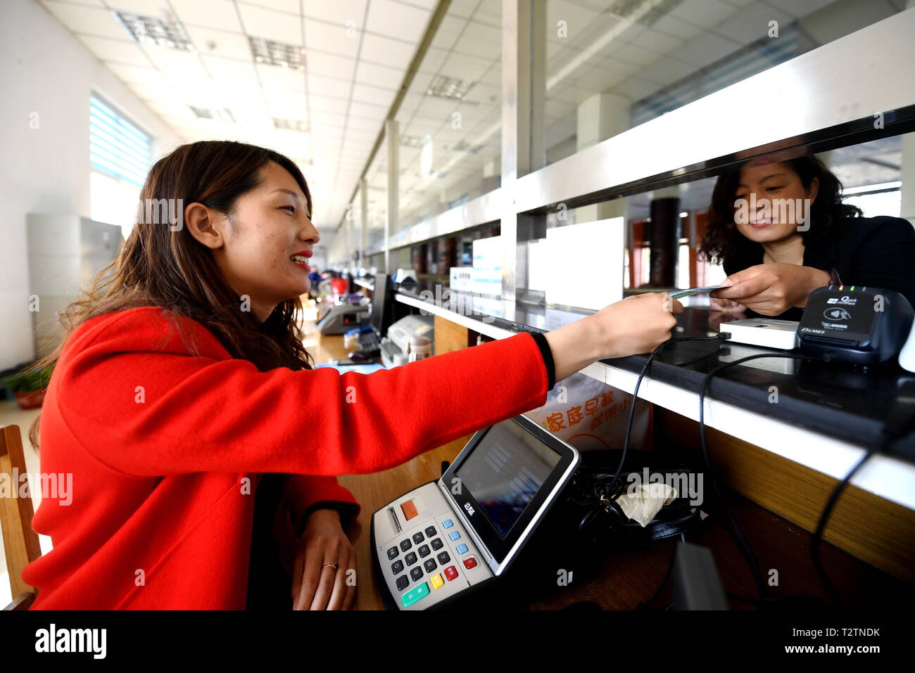 (190404) -- XIONGAN, April 4, 2019 (Xinhua) -- At 4:30 pm, Zhu Fang (L ...