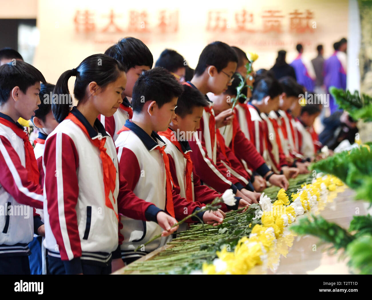 (190404) -- BEIJING, April 4, 2019 (Xinhua) -- Students lay flowers to ...