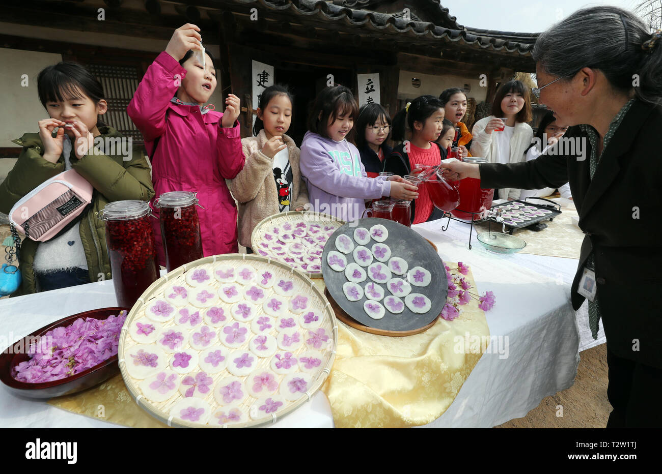 05th Apr, 2019. Traditional rice cakes Children try "hwajeon ...