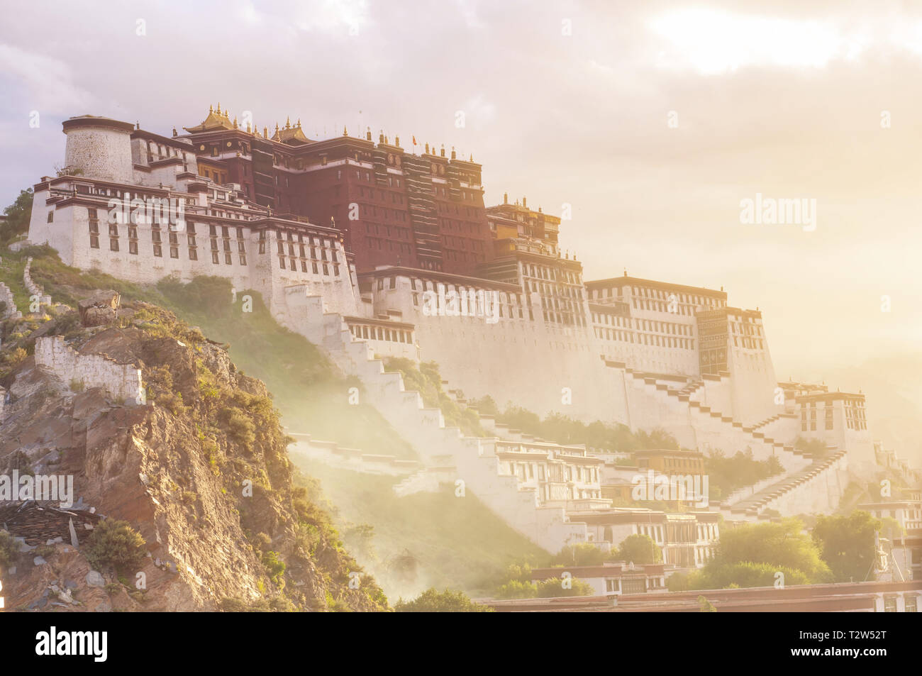 Unesco historic ensemble of the potala palace in lhasa hi-res stock ...