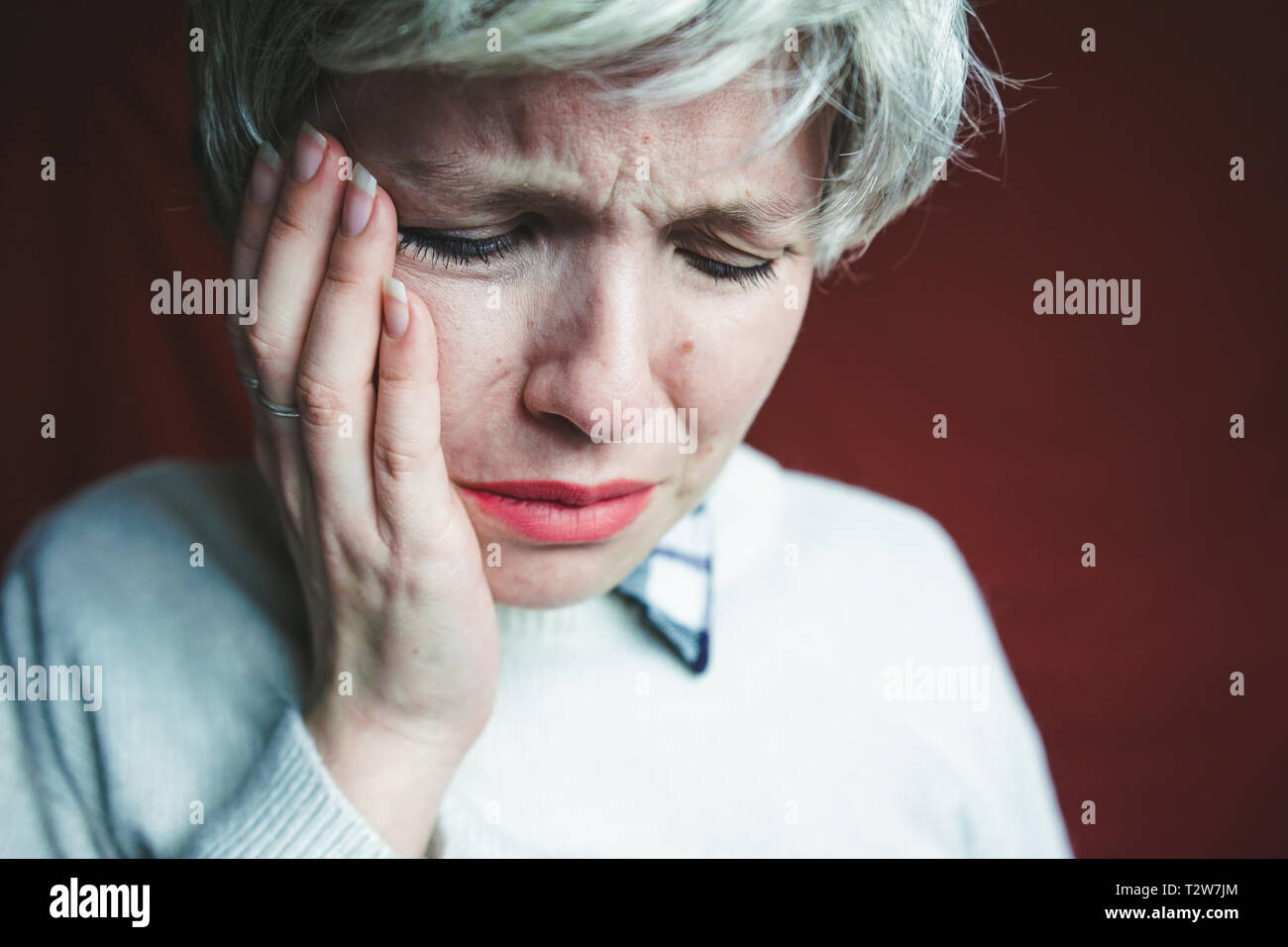 Middle age woman suffering pain Stock Photo - Alamy