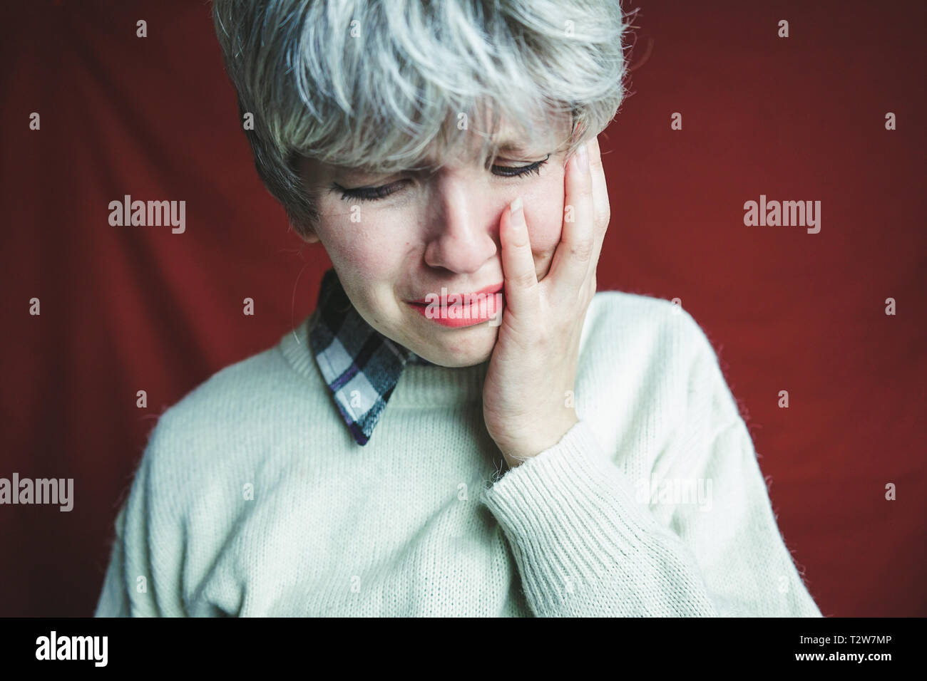Middle age woman suffering pain Stock Photo - Alamy
