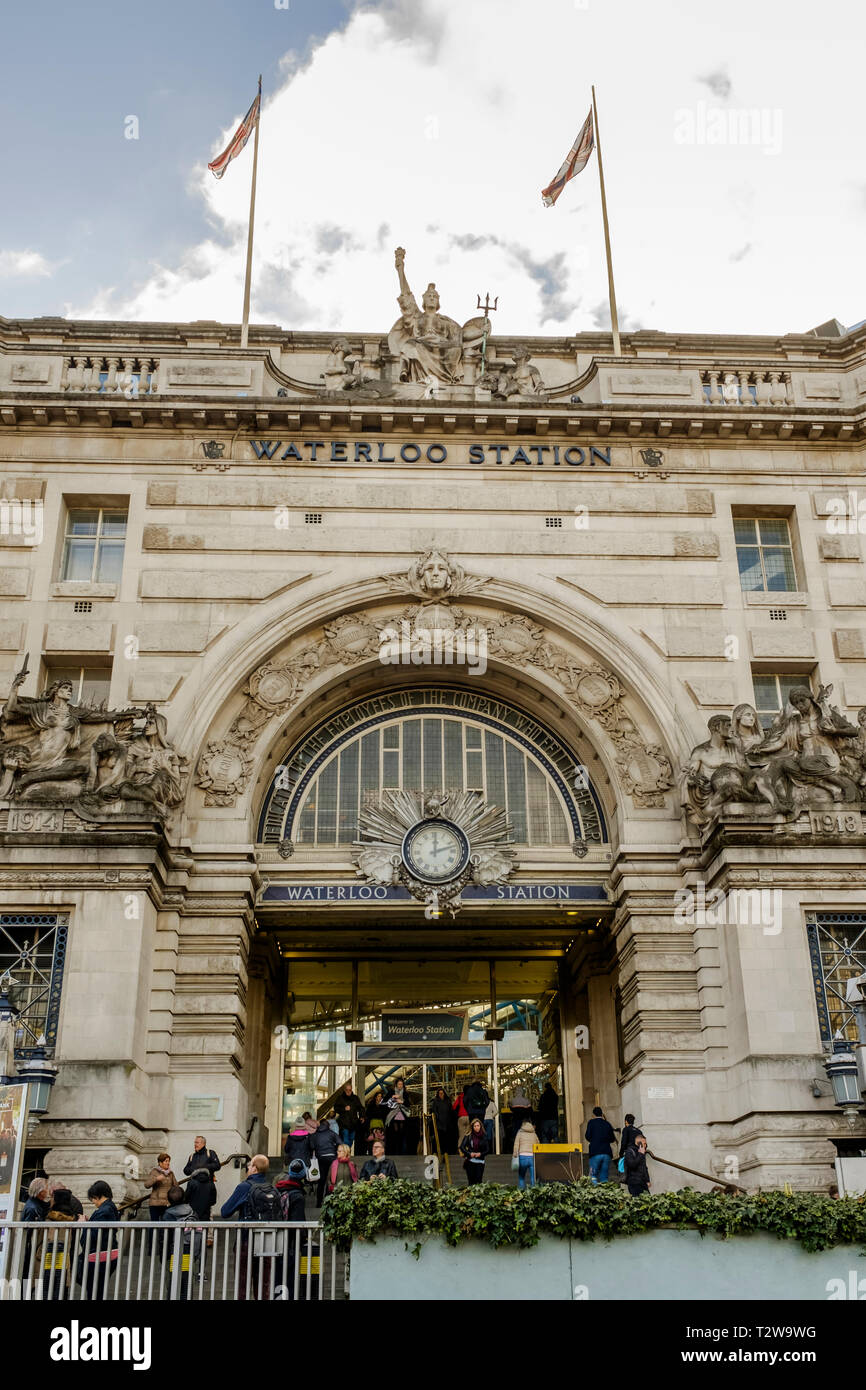 Front entrance to London Waterloo train station Stock Photo - Alamy