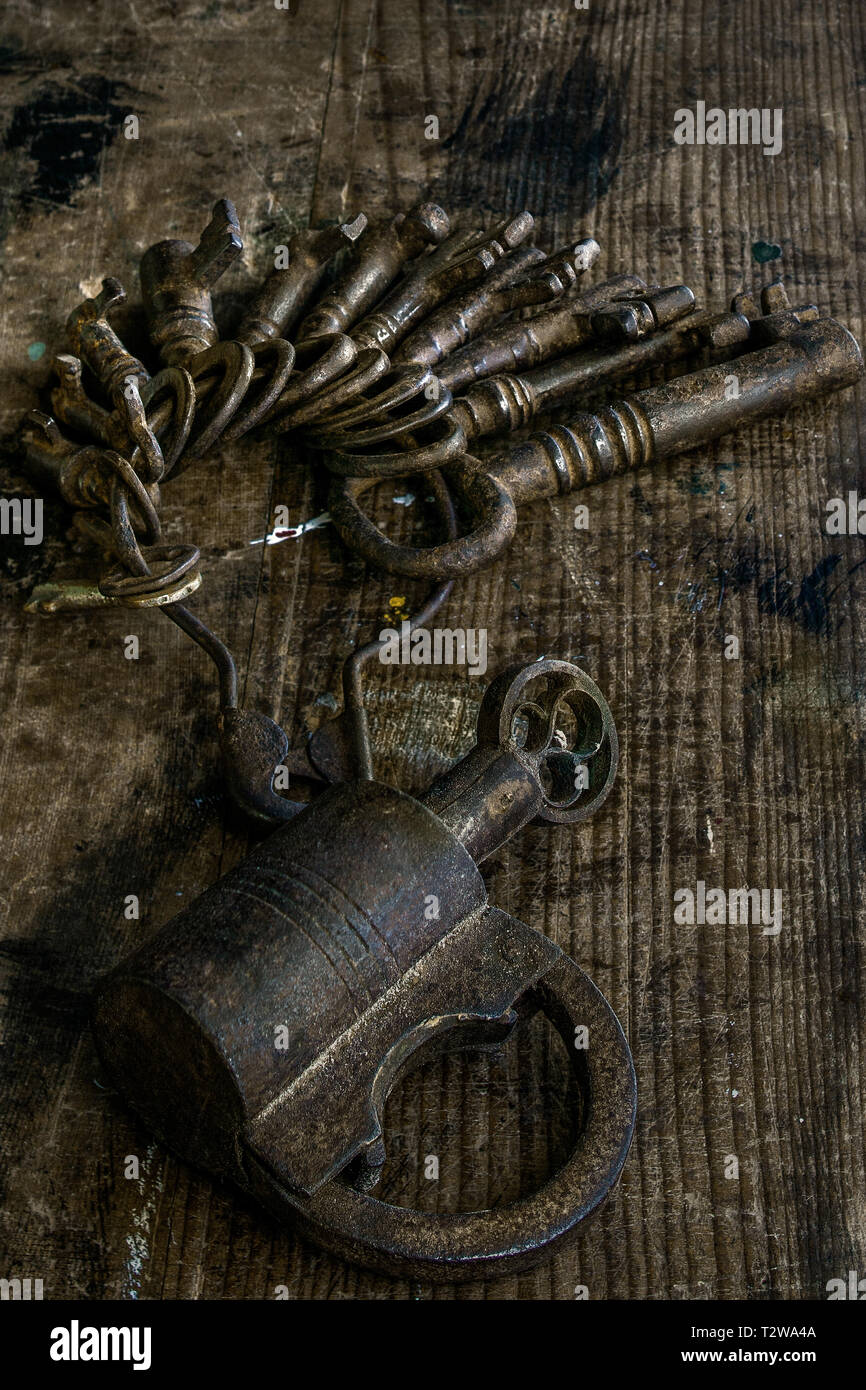 04-nov-2017-vintage rusted lock key and bunch of old keys on weather ...