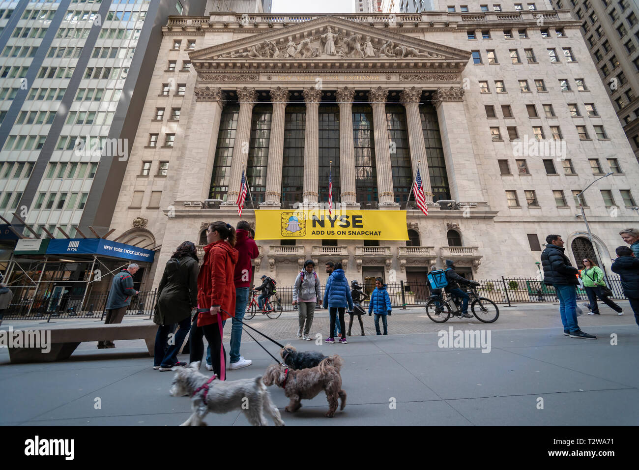 Bank of america promoting banking services hi-res stock photography and ...