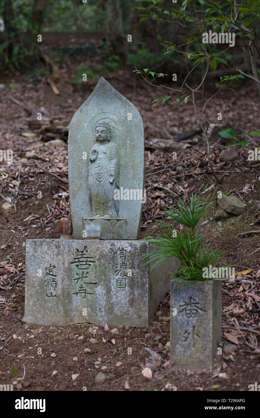 Small outdoor shrine hi-res stock photography and images - Alamy
