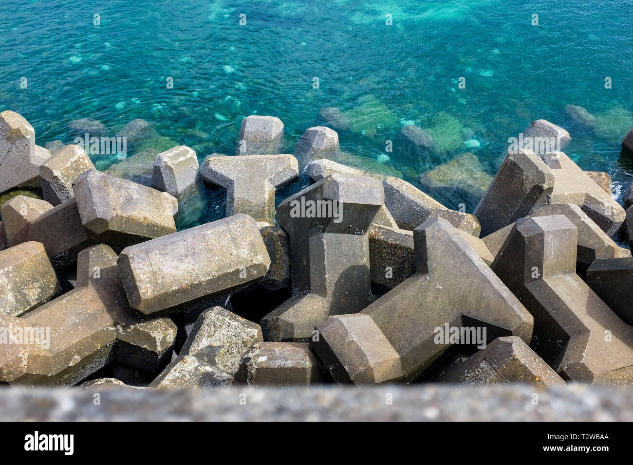 Sea defence boulders hi-res stock photography and images - Alamy