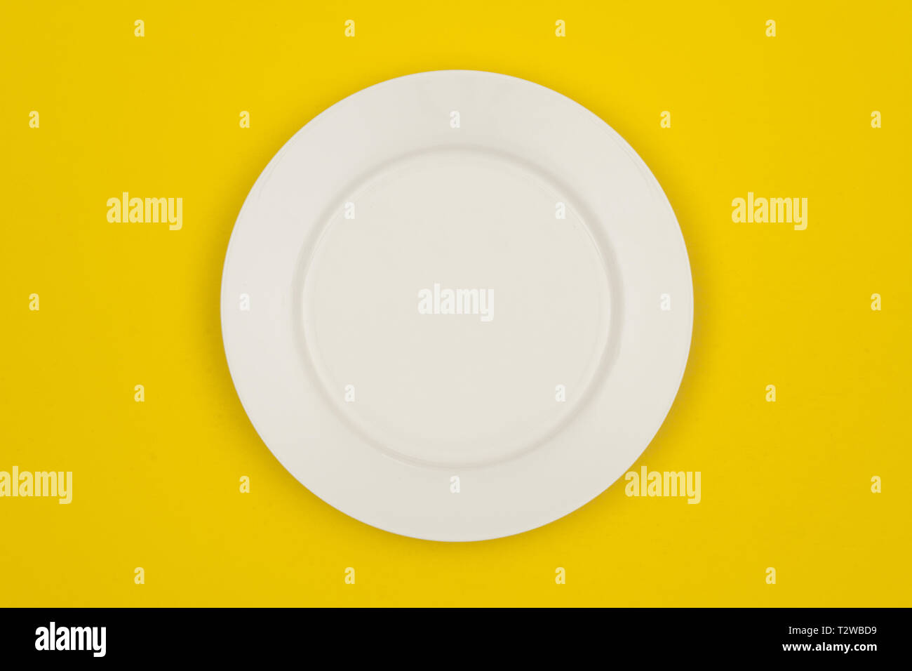 Empty dining table from above hi-res stock photography and images - Alamy