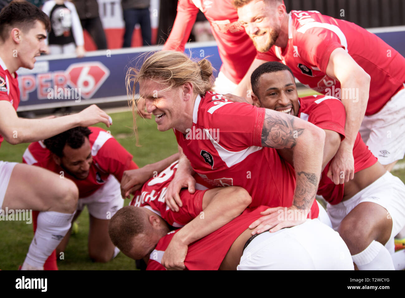 Salford City players celebrate Nathan Pond's injury time winner against ...
