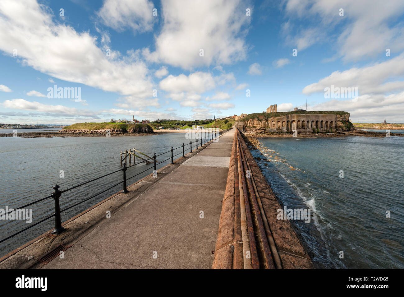 North Pier at the head of the River Tyne at Tynemouth Stock Photo - Alamy