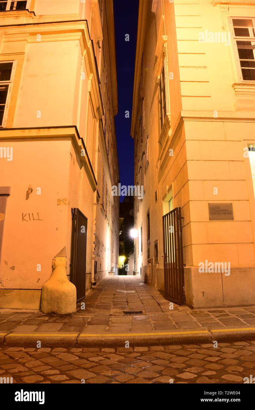City street city alleyway hi-res stock photography and images - Alamy