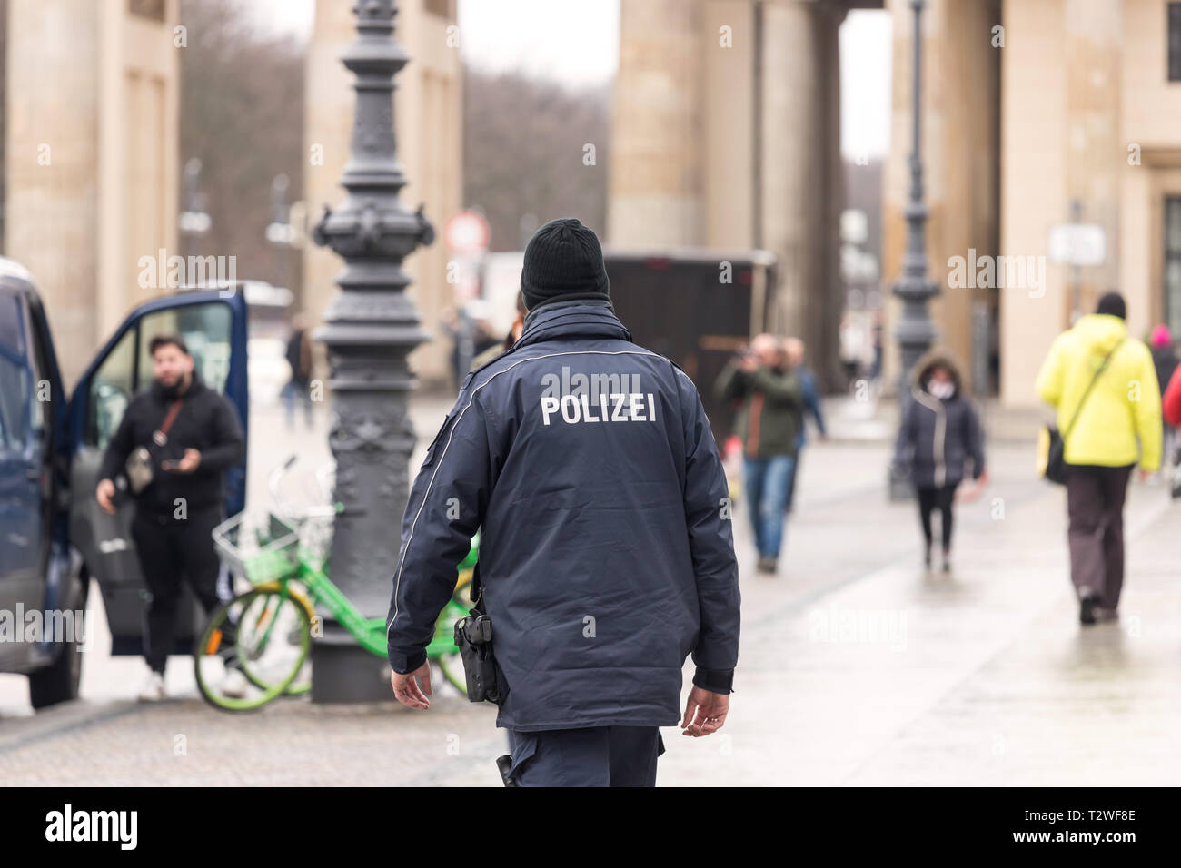 a german police officer at the brandenburger tor gate Stock Photo - Alamy