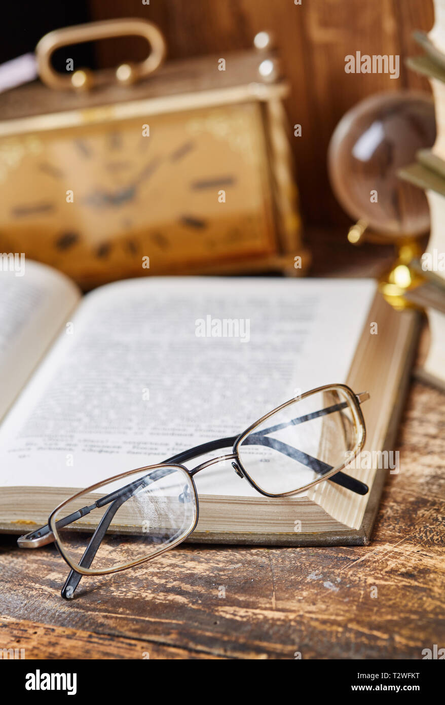 Globe clock on books hi-res stock photography and images - Alamy