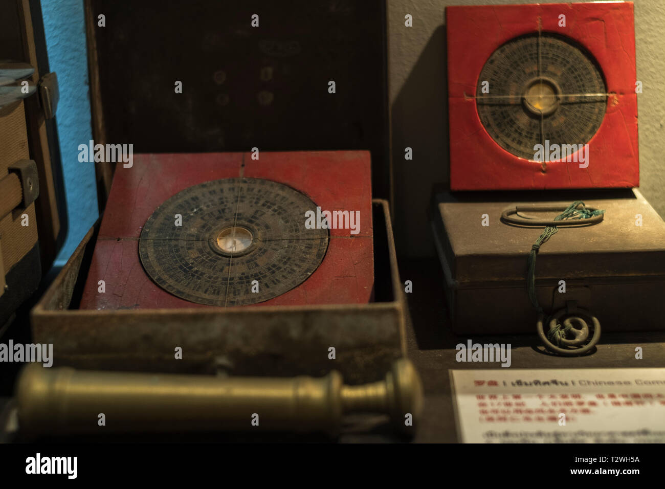 Old chinese navigational compass hi-res stock photography and images ...