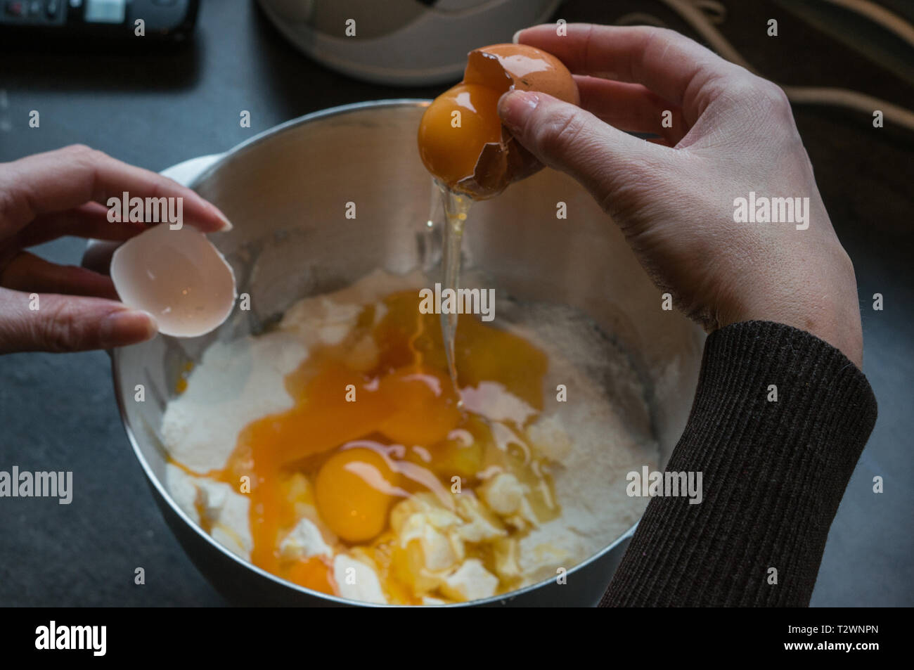 Hand breaking egg hi-res stock photography and images - Alamy