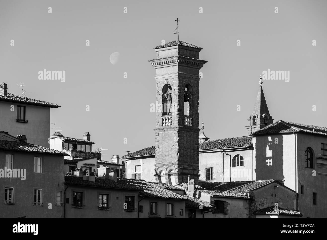 Houses on the edge of the river Arno in Florence, Tuscany, Italy ...