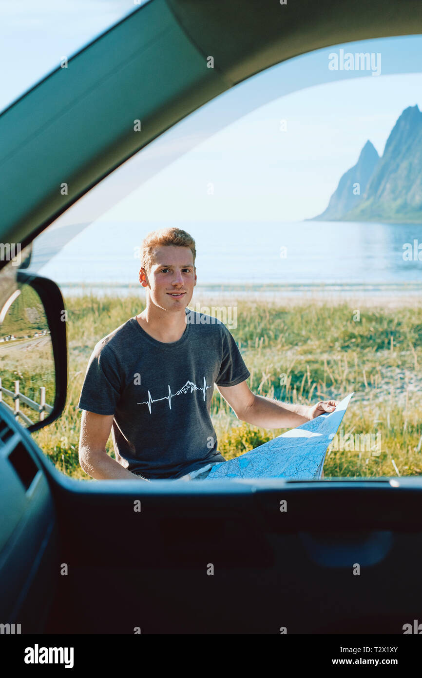 Paper map reading hi-res stock photography and images - Alamy